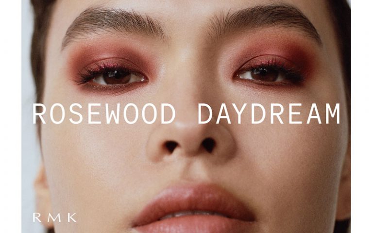 「赤」で彩る魅惑的な目元。秋の一日の空をイメージした【RMK】2021秋コレクション | Oggi.jp