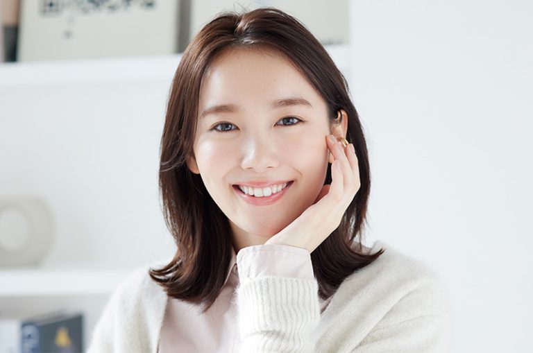 【Oggi専属モデル・飯豊まりえ × CanCam専属モデル・菜波のスペシャル対談！】いつでも調子のいい肌でいたい私たちの「ヤーマンスチーマー」で美肌習慣 | Oggi.jp