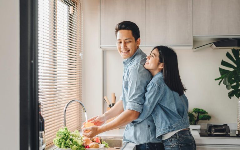 【女性100人に聞いた】後ろからカレに抱きついたことある？ 効果的なボディタッチの方法4選 Oggi Jp