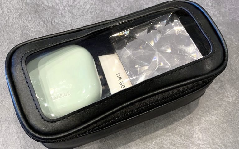 アラサーOLが何気なく買った【3COINS】の窓付きポーチ… コレが優秀でヘビロテ中！ | Oggi.jp