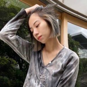 大人のカジュアルミディは、透明感グレージュ＋薄め2WAYバングが正解〈プロ直伝ヘア〉 | Oggi.jp