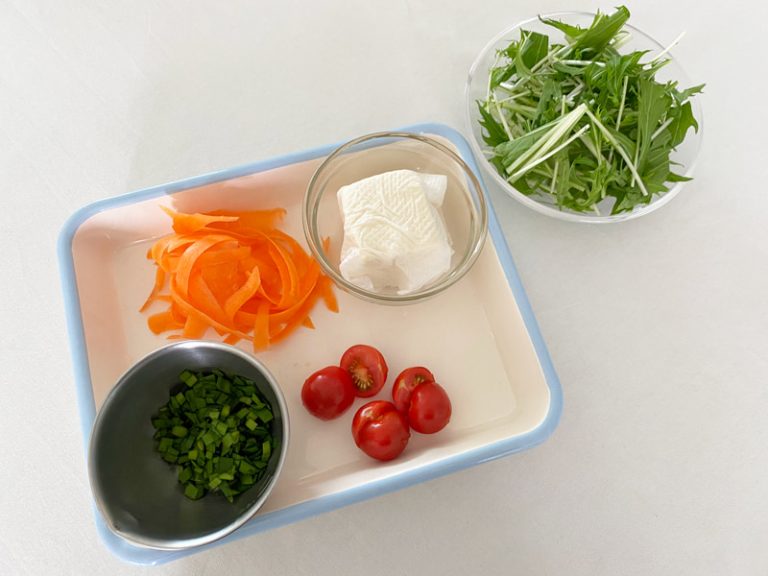 万能ニラだれでヘルシー！ 21時にぴったりな冷しゃぶサラダ〈連載 21時の美容メシ#10〉 | Oggi.jp