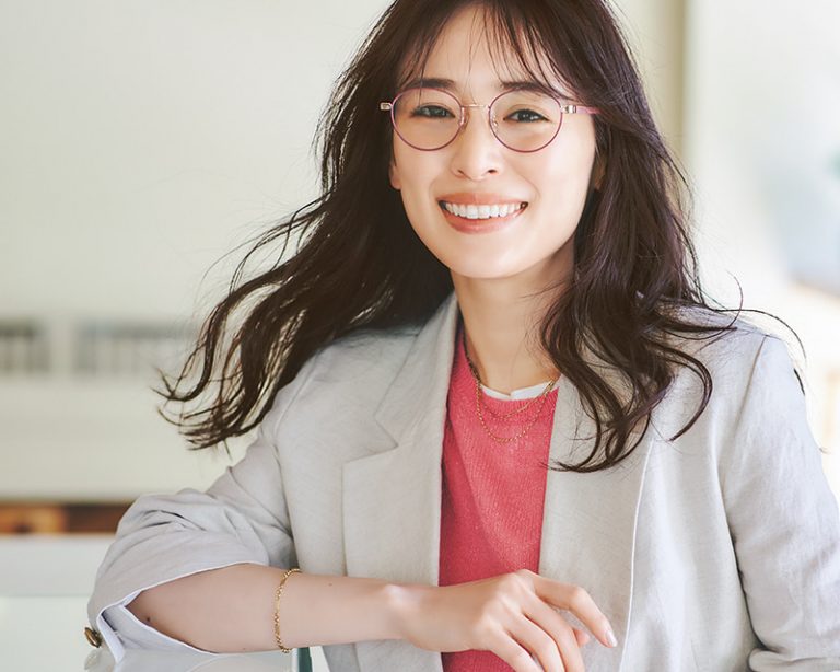 〝FURLA〟の最旬アイウェアで、大人かわいい夏おしゃれ！【寄り寄り里香ちゃんvol.3】 | Oggi.jp