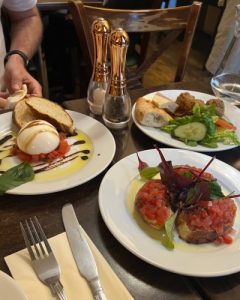 観劇コーデは【オールブラック】にライムグリーンのパンプスを！ ロンドンで念願のバレエ鑑賞 | Oggi.jp