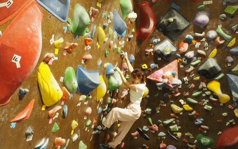 【ボルダリング】の魅力とは？「ゴールの達成感による自信が心身に巡る！」週2で通うライターが語ります〈前編〉 | Oggi.jp