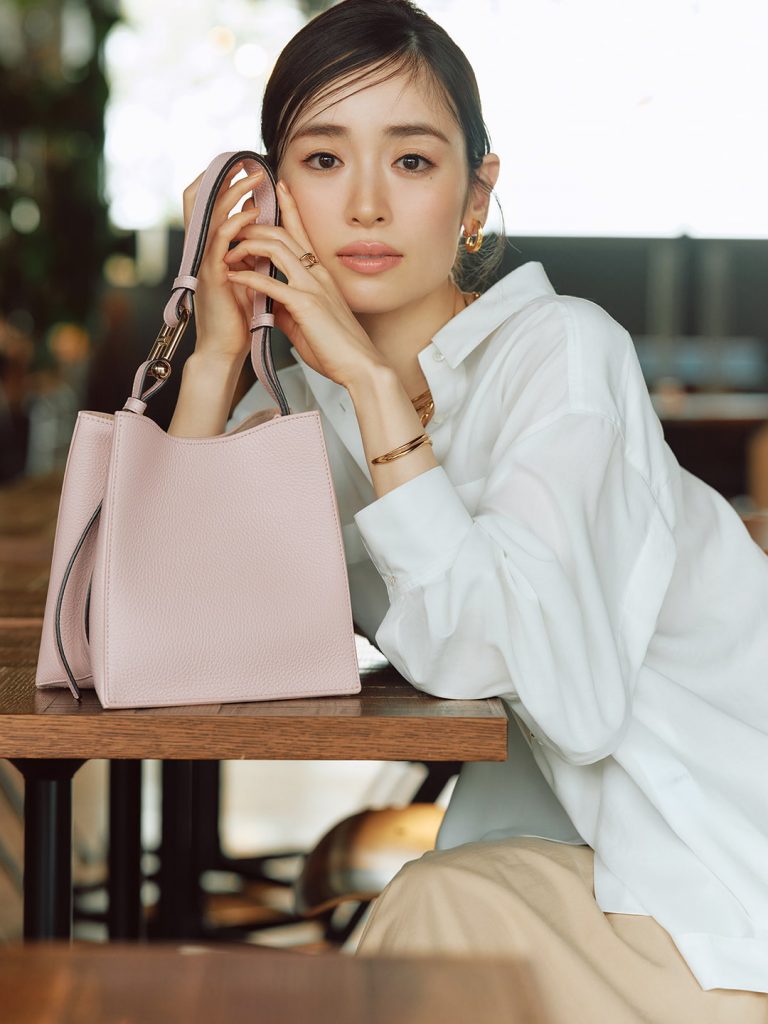 イタリア生まれ〝FURLA〟の新作バッグで、初夏のきれいめシンプルStyleを洗練！ | Oggi.jp