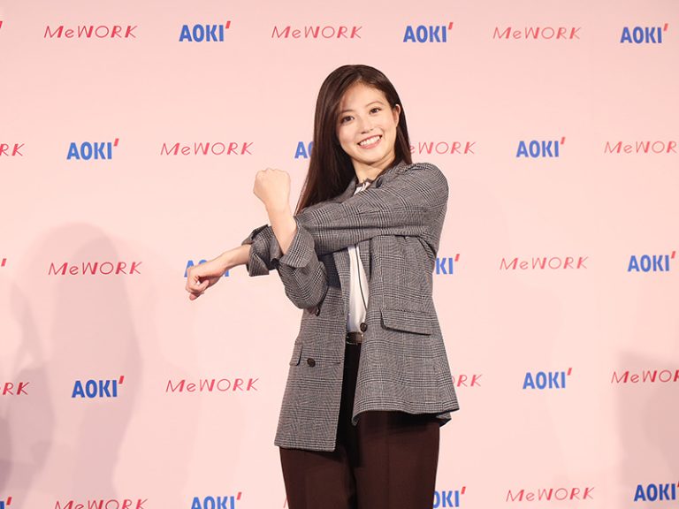 上戸彩＆今田美桜がAOKIの「機能性ジャケット」でストレッチ!? | Oggi.jp