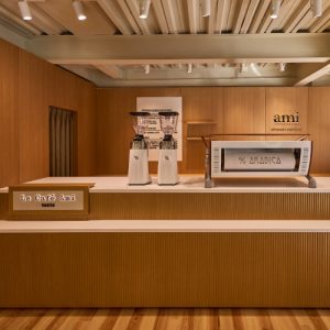 「AMI」ポップアップストア＆カフェを表参道にオープン、限定コレクションを発売 | Oggi.jp