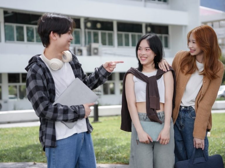 「ねぇねぇねぇ」って何？ 歌詞の意味とSNSや日常での活用アイデアを紹介 | Oggi.jp