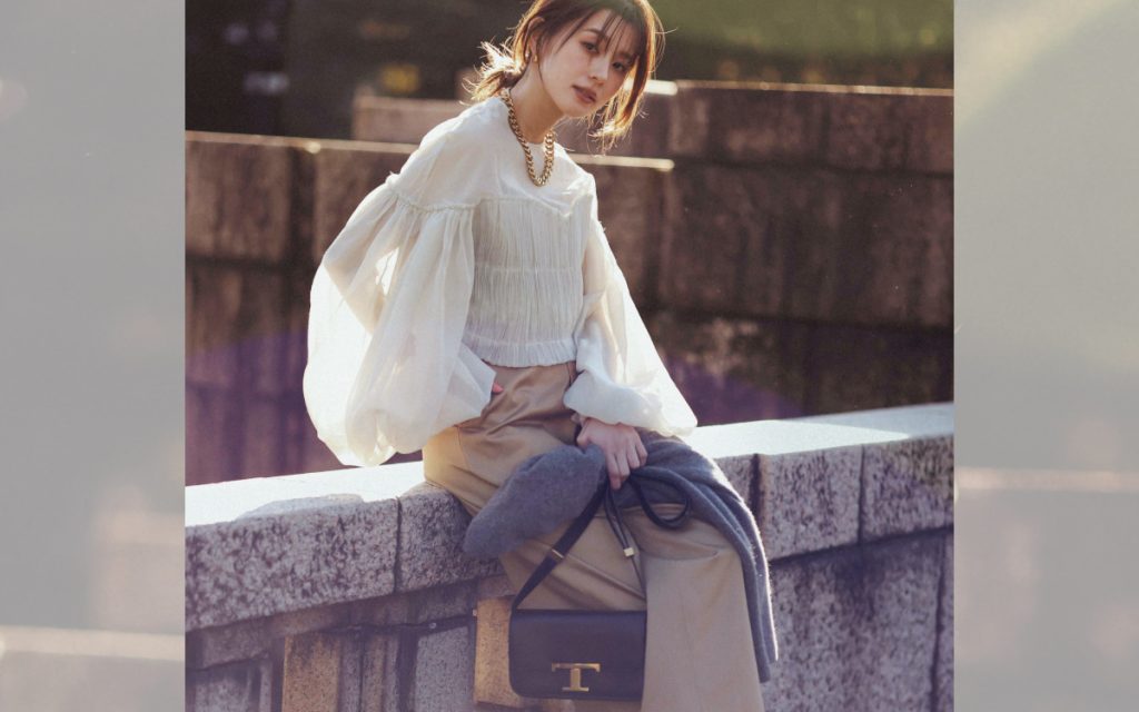 【2/19のコーデ】甘ブラウス×チノでヘルシーに♡ 大人の引き算テクで洒落感UP！ | Oggi.jp