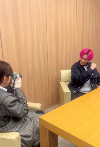 ともに祝・芸人10周年！ EXIT・兼近さん×ラランド・サーヤさん〝真逆なふたり〟の特別対談 | Oggi.jp