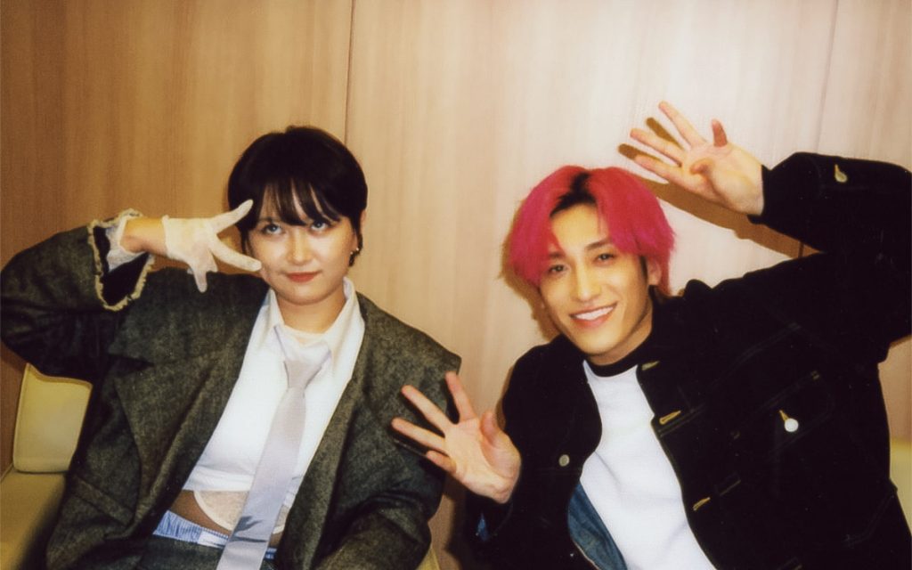 ともに祝・芸人10周年！ EXIT・兼近さん×ラランド・サーヤさん〝真逆なふたり〟の特別対談 | Oggi.jp