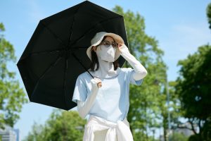 高効果な紫外線対策にユニクロのUVカットグッズ！ 遮熱機能付き傘、エアリズムのフェイスカバー、新作サングラスをチェック | Oggi.jp
