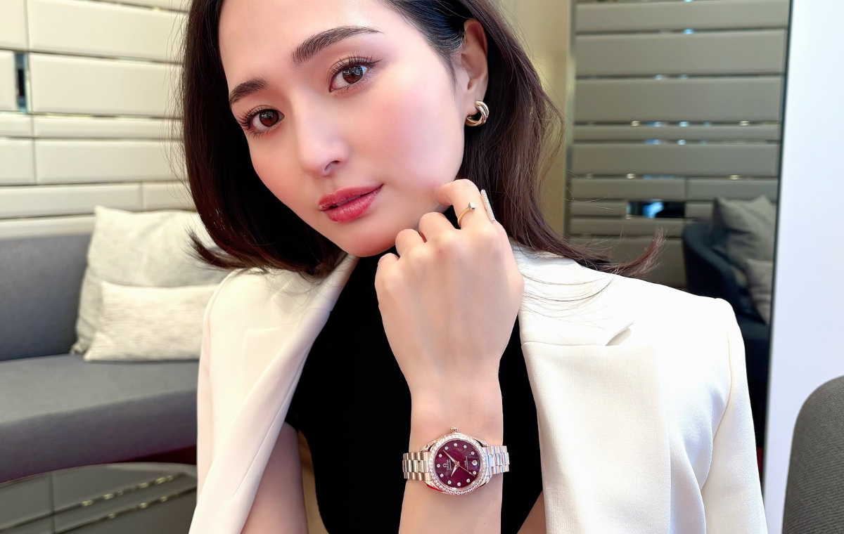 山賀琴子が「OMEGA」の新作ウォッチを試着レポート！ホリデーシーズンのご褒美に♡ | Oggi.jp